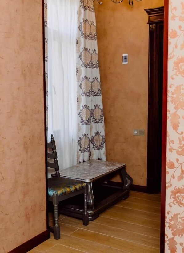 Quarto Deluxe | Roupa de alta qualidade, minibar, cofre no quarto 