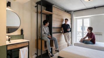 Quarto moderno com cama, um banco, um espelho e uma janela.
