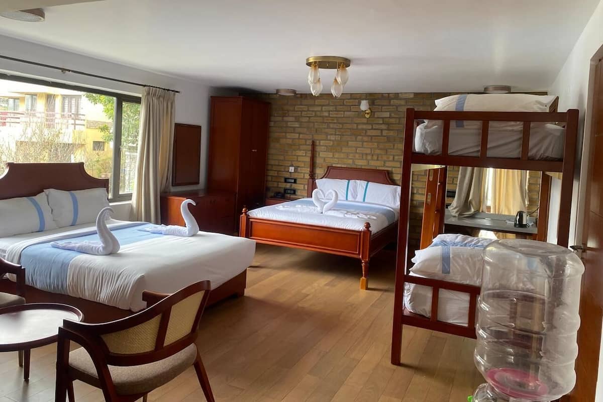 Quarto Premium | Secretária, Wi-fi grátis, roupa de cama fornecida