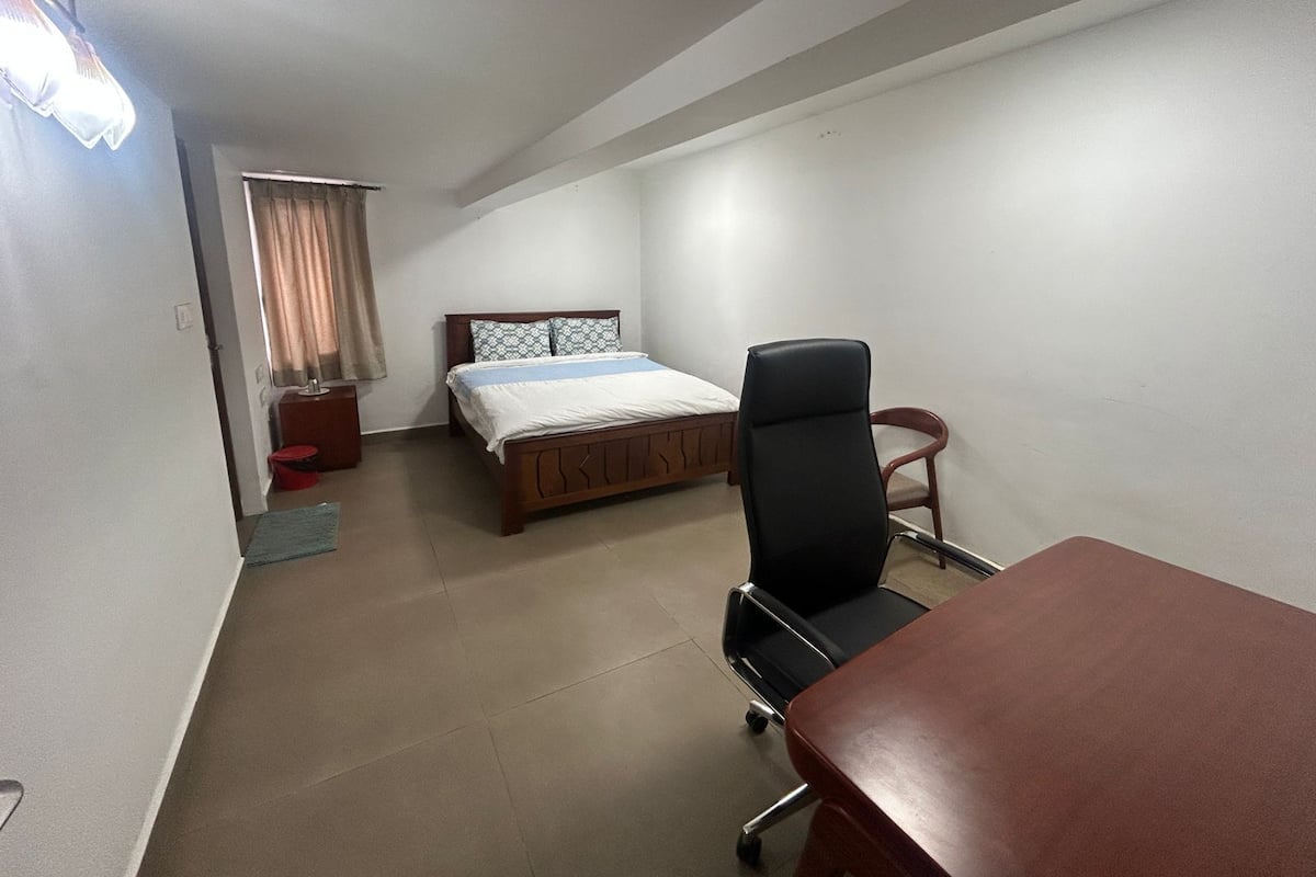 Secretária, Wi-fi grátis, roupa de cama fornecida