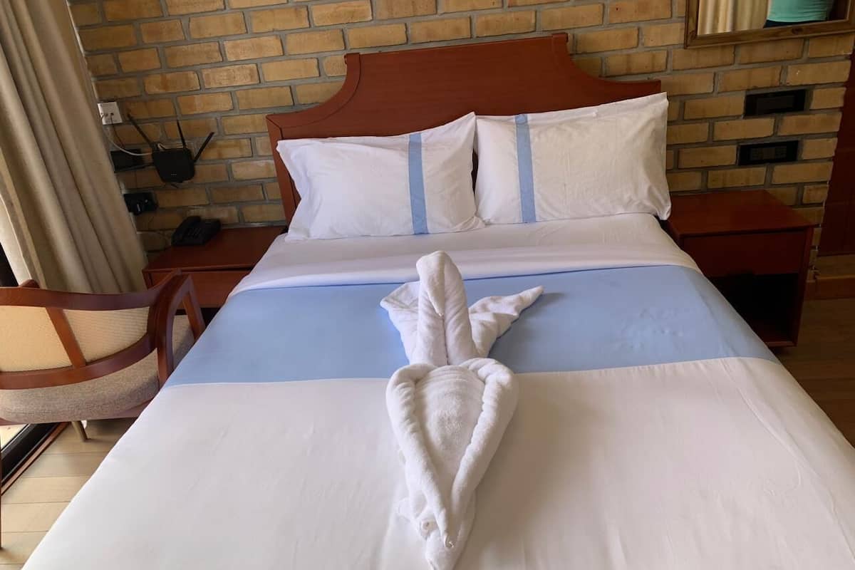 Secretária, Wi-fi grátis, roupa de cama fornecida