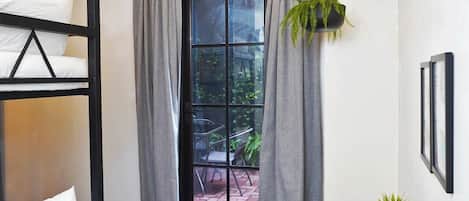 Suíte | Escrivaninha, espaço de trabalho para notebook, cortinas blackout