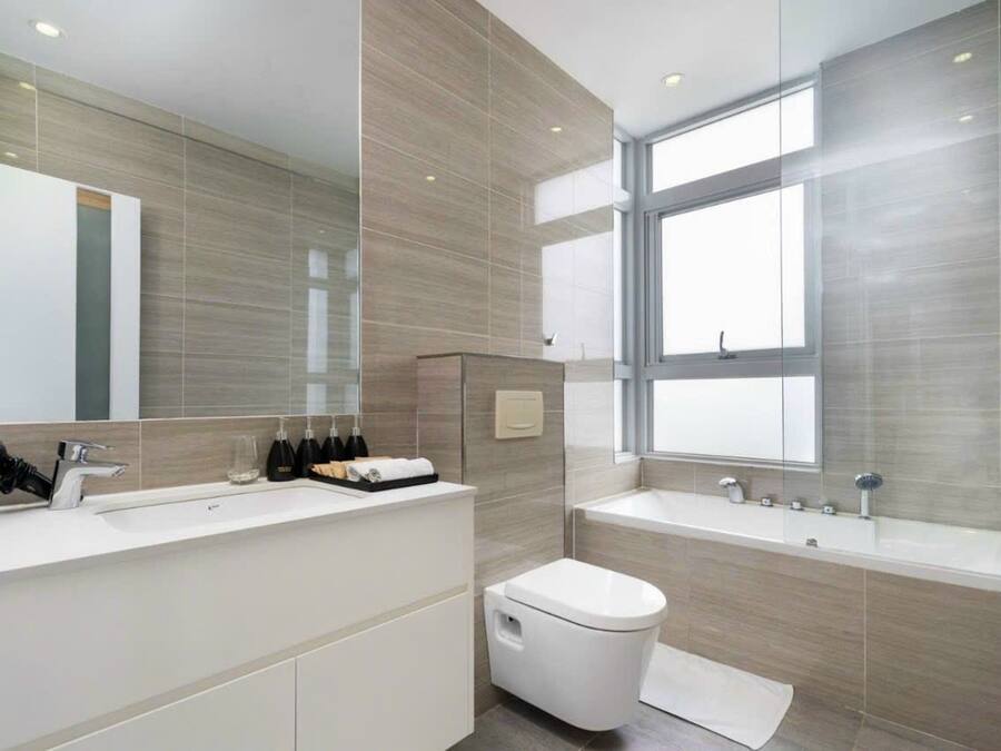Apartamento Familiar, vista para a piscina | Casa de banho | Uma banheira de imersão total, um chuveiro fixo