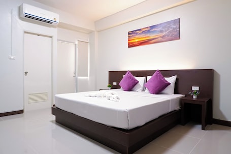 Quarto casal standard | Escrivaninha, Wi-Fi de cortesia. C Room Extra (Mai Samakkhi 15) by Choktawee