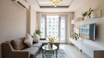 Suíte família, vários quartos, acesso ao Club Lounge, vista para a cidade | Área de estar | Smart TV 65 polegadas com canais a cabo, lareira, Netflix