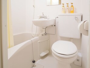 Quarto Duplo Superior | Casa de banho | Um polibã, um secador de cabelo, toalhas fornecidas, sabão 