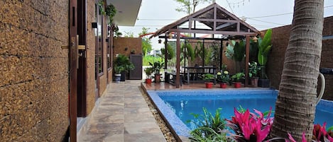 Piscina exterior, guarda-sóis, espreguiçadeiras