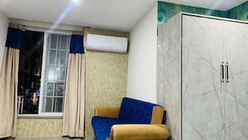 Quarto casal ou duplo luxo, vista para a cidade | Wi-Fi de cortesia, roupa de cama