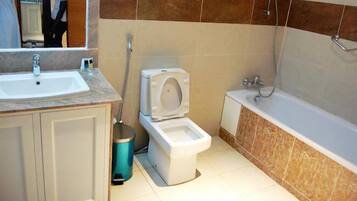 Quarto Deluxe, varanda, Vista para a cidade | Casa de banho | Artigos de higiene pessoal grátis, um secador de cabelo