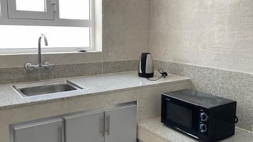 Apartamento Deluxe | Cozinha privada | Um frigorífico no espaço comum