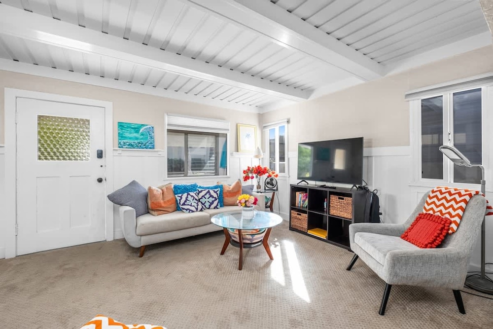 Beachside Bungalow 5 Minute Walk From The Shore - Carson, CA