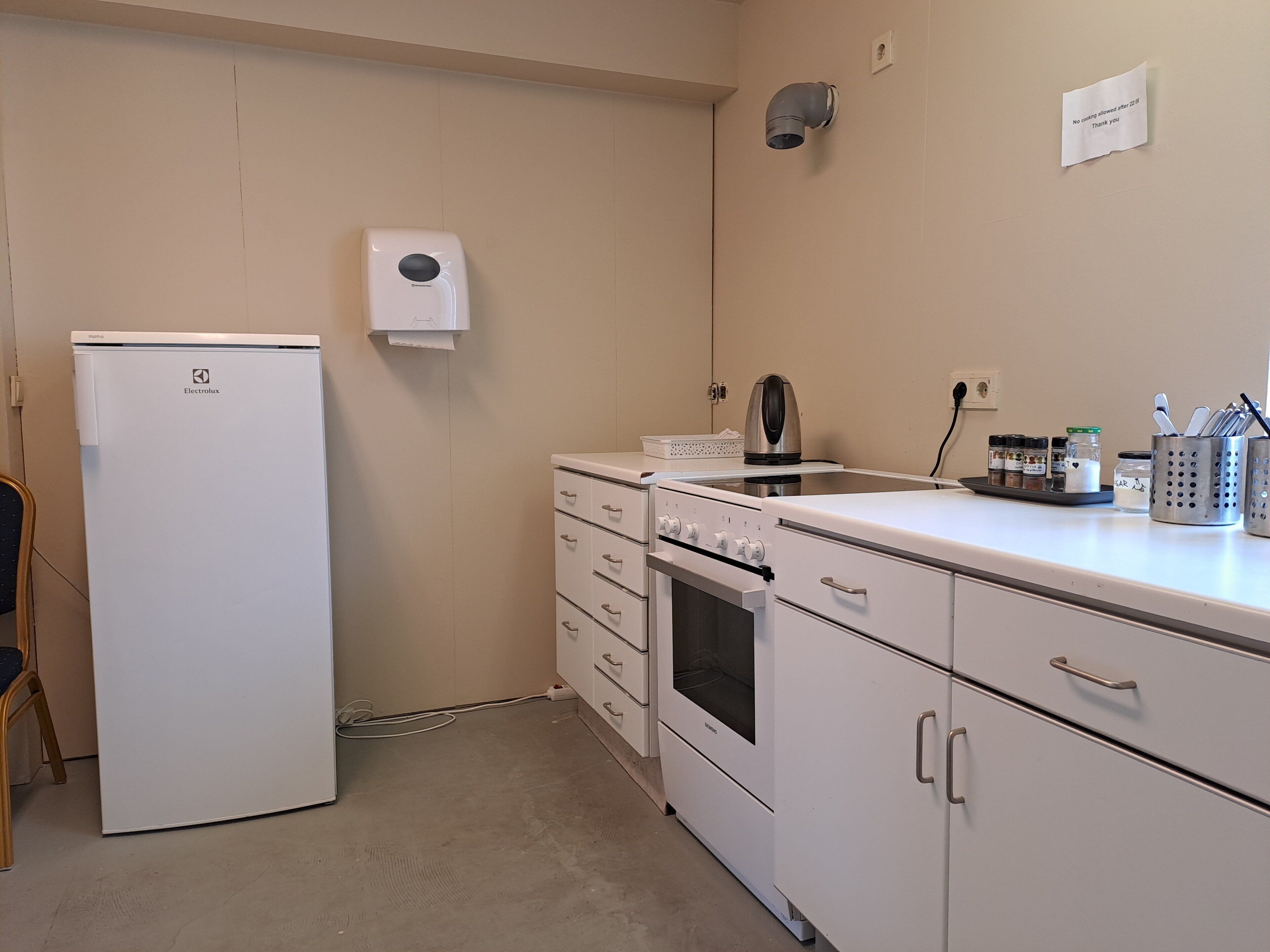 Geladeira, micro-ondas, torradeira