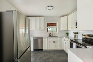 Casa, 4 quartos | Cozinha privada | Cafeteira/chaleira, geladeira, fogão