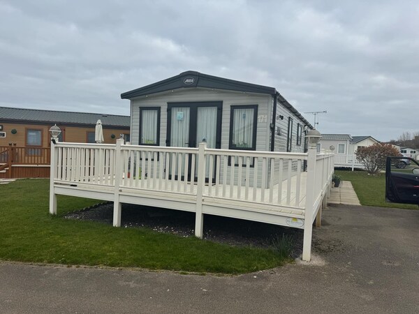Luxury 2 Bedroom Van Pets Go Free - Old Hunstanton