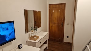Quarto Triplo, vista para o pátio | Com decoração personalizada, com mobília individualizada, secretária 