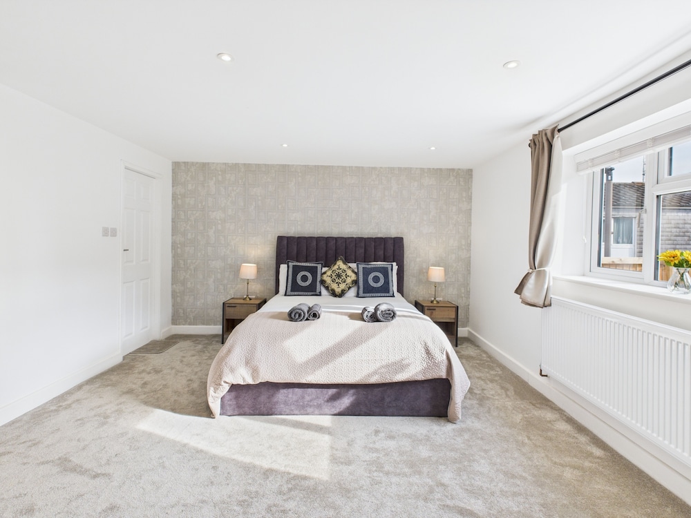 Room-modern Guest Room In West Midlands - Birmingham
