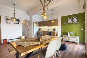 Apartamento Deluxe, Vista para a cidade | 2 quartos, cofre no quarto, cortinas/cortinados opacos, Wi-fi grátis