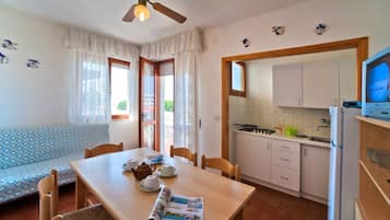 Apartamento, 2 quartos, varanda, vista para o oceano | Interior