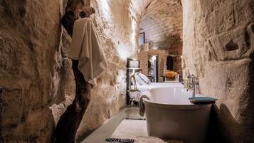 Quarto conforto, várias camas | Escrivaninha, Wi-Fi de cortesia