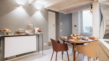 Café da manhã completo grátis todos os dias