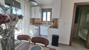 Apartamento, 2 quartos, vista para a piscina | Cozinha privada | Talheres/pratos/utensílios de cozinha