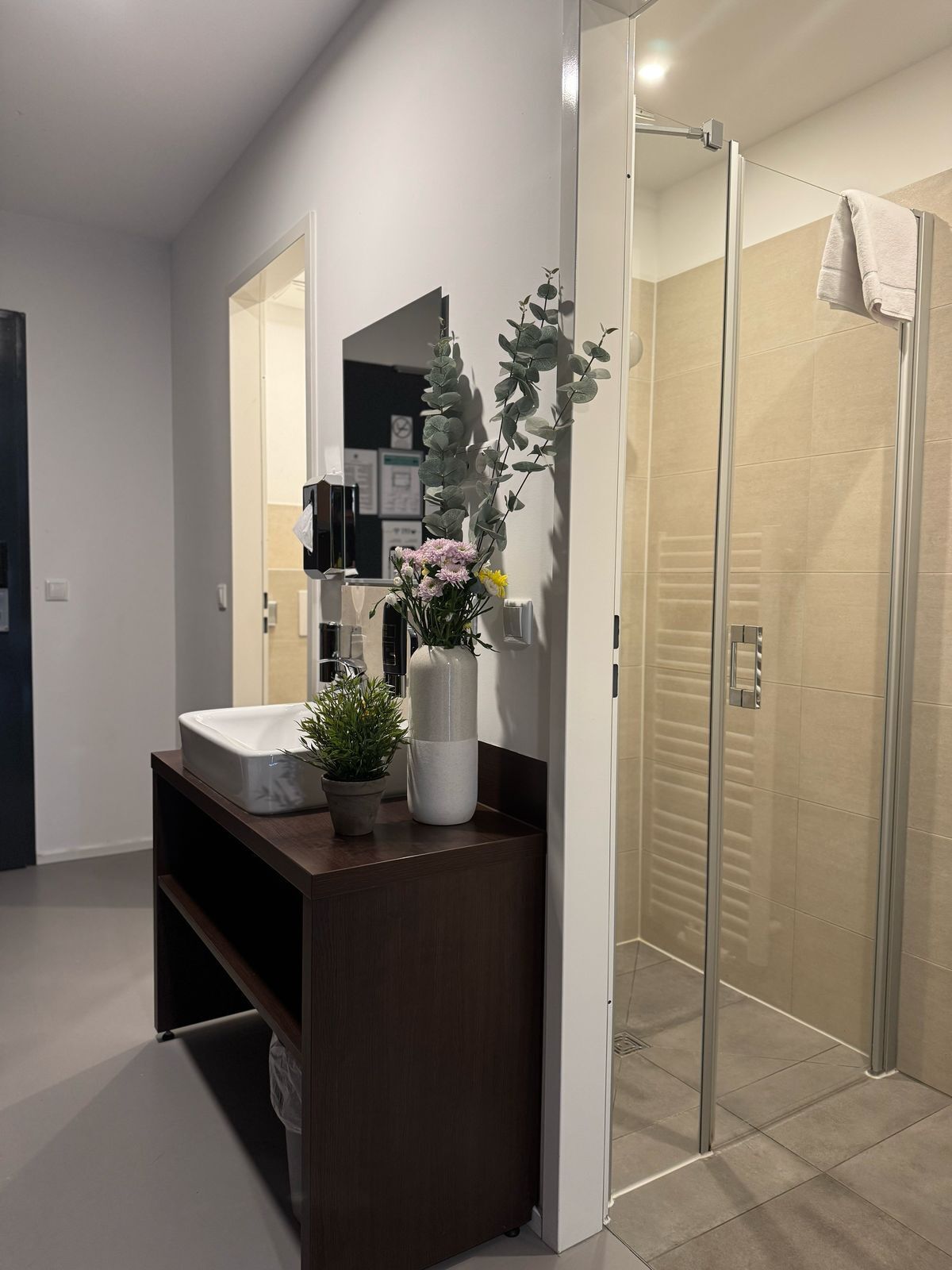 Quarto Standard, pátio, vista para o pátio | Casa de banho | Um polibã, um secador de cabelo, toalhas fornecidas, champô 