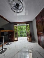 Quarto, varanda, vista para a montanha | Sala de estar