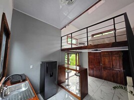 Quarto, varanda, vista para a montanha | Sala de estar