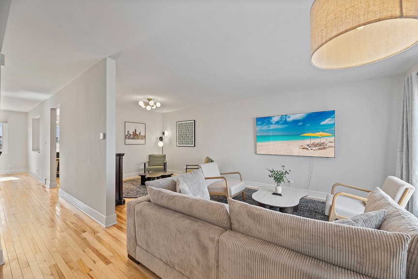 Beautifully Renovated 4 Bedroom/2.1 Bathroom Townhome In Des Plaines! - Deerfield, IL