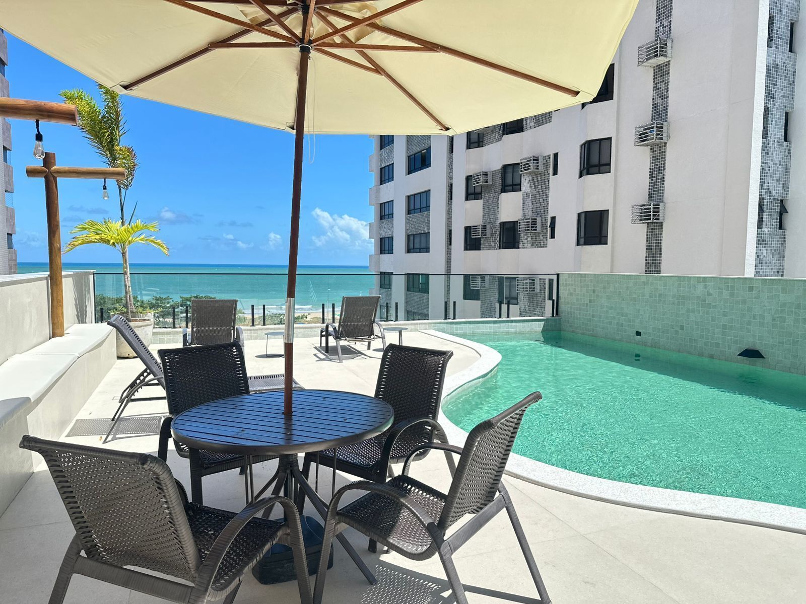 Piscina exterior, da(s) 7:00 à(s) 22:00, guarda-sóis, espreguiçadeiras 