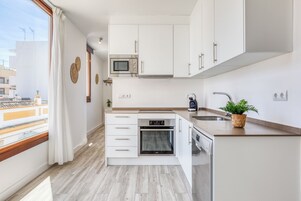 Apartamento conforto, vista para o mar | Cozinha privada | Geladeira grande, micro-ondas, fogão, cooktop