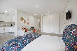 Estúdio Standard, 1 cama de casal e sofá-cama, não fumadores, varanda | Sala de estar | Televisor plasma de 32 polegadas com canais via satélite 