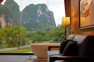 Suite de Luxo, vista para o rio | Cofre no quarto, com decoração personalizada