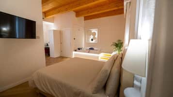 Quarto Superior, varanda, Vista para a cidade | Cofre no quarto, secretária, quartos insonorizados, Wi-fi grátis