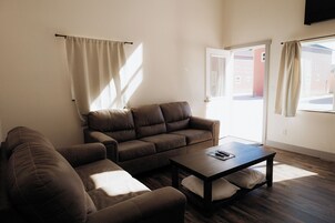 Cortinas blackout, Wi-Fi de cortesia, roupa de cama