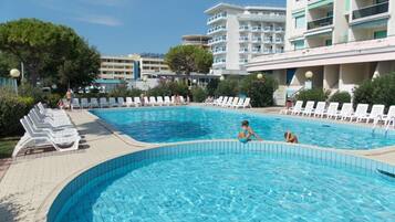 Apartamento, 2 quartos, sacada | Piscina | Piscina externa