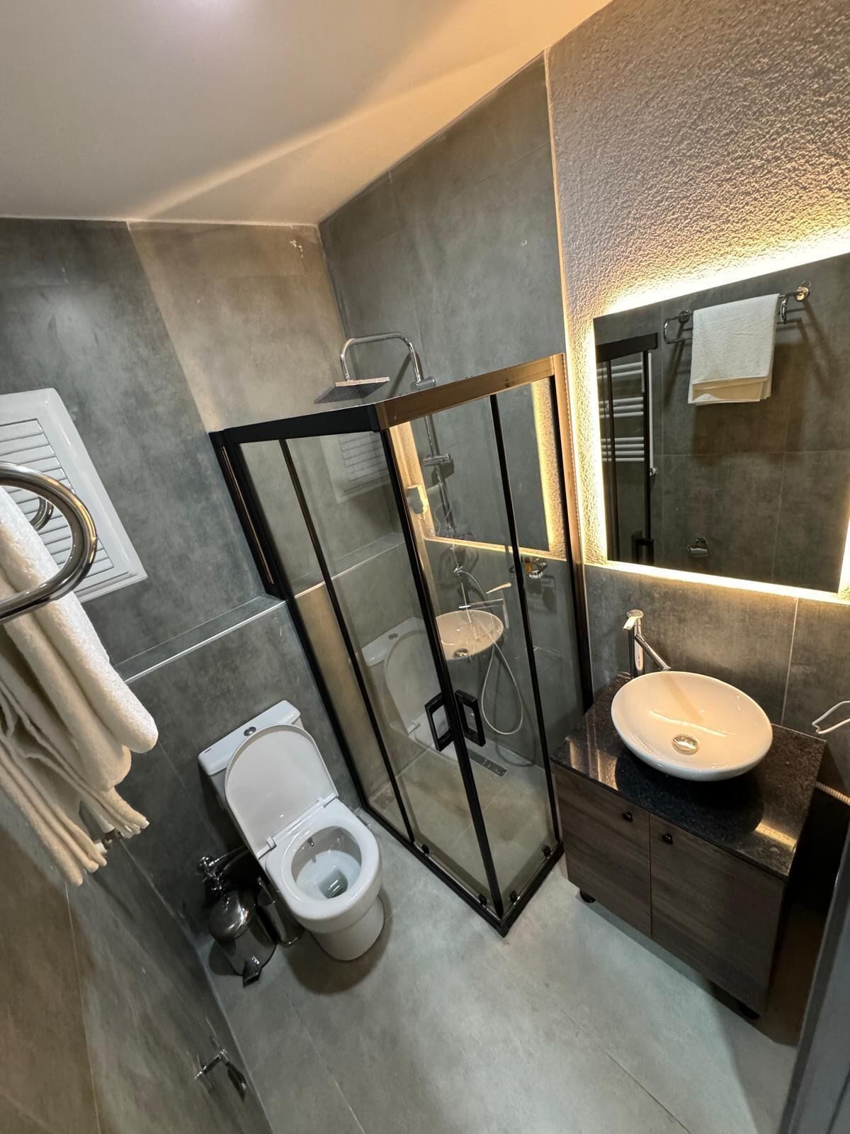 Quarto Standard, Vista para a cidade | Casa de banho | Um polibã, um chuveiro fixo, artigos de higiene pessoal grátis 