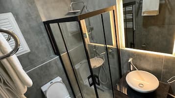 Quarto Standard, Vista para a cidade | Casa de banho | Um polibã, um chuveiro fixo, artigos de higiene pessoal grátis