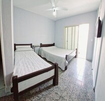 Quarto triplo panorâmico, em dormitório misto, sacada, vista para a cidade | Wi-Fi de cortesia, roupa de cama