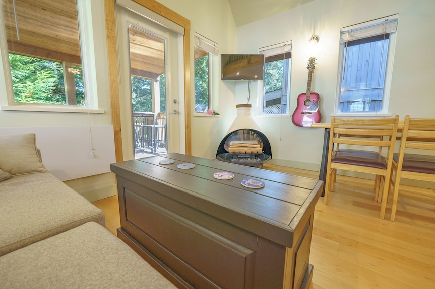 Cozy Cabin Near Wild Pacific Trail & Beaches! The Squid Shack - Ucluelet