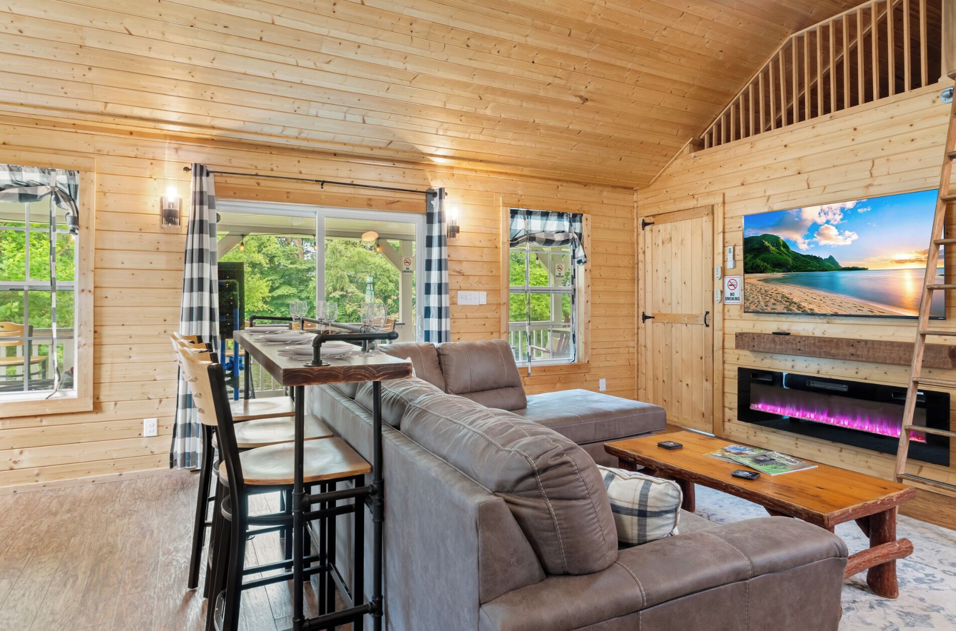 Cozy Riverside Cabin, Hottub, Fire-pit, Fishing, Tubing, Relaxing - Maryville, TN