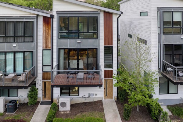Luxe 4bdr W/ Balcony & Parking, 10 Mins To Broadway 9th Avenue By Avantstay - Nashville, TN