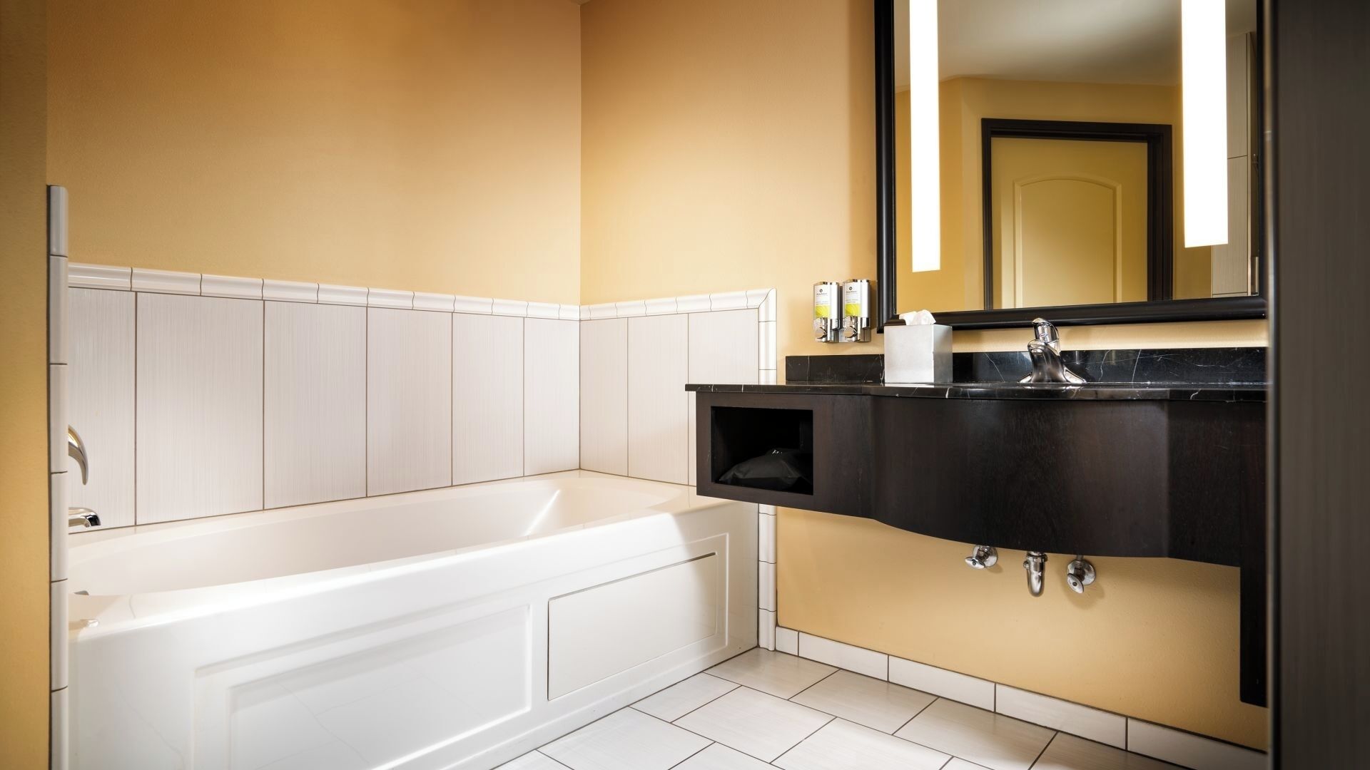 Diva Two Queen Junior Suite At Staypineapple, The Maxwell Hotel, Seattle Center - Seattle