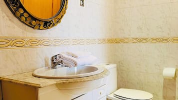 Quarto casal standard, vista para o pátio | Banheiro | Produtos de toalete grátis, secador de cabelo (mediante solicitação)