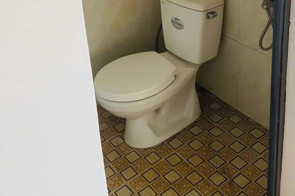 Quarto casal, banheiro privativo, vista para a colina | Banheiro | Chuveiro, secador de cabelo, chinelos, toalhas de banho