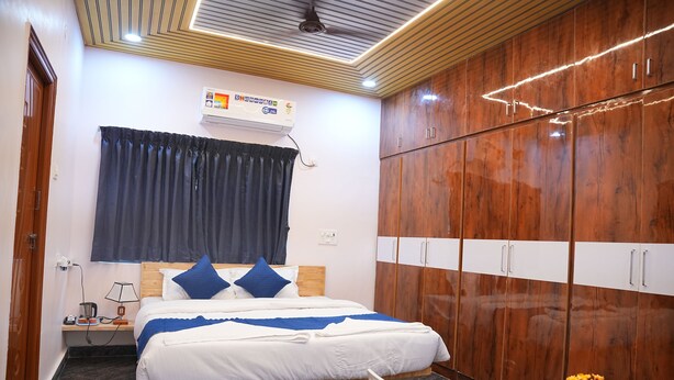 Quarto com cama, guarda-roupa, escrivaninha e cadeira.