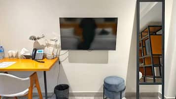 Quarto Duplo ou Twin Deluxe, vista para a montanha | Secretária, secretária adequada para computadores portáteis