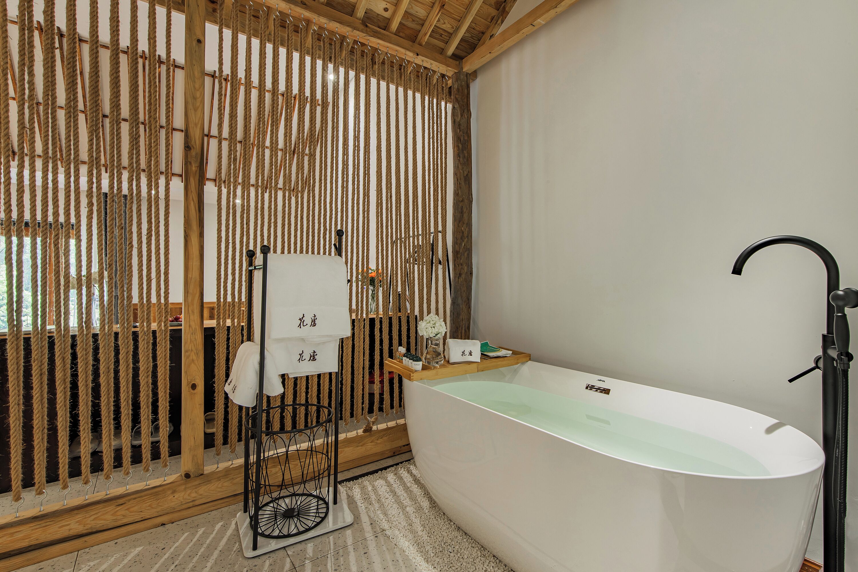 Quarto casal superior, vista para a colina | Banheiro | Produtos de toalete grátis, secador de cabelo, toalhas de banho 