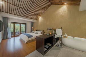 Quarto Duplo Comfort, vista para a colina | Secretária adequada para computadores portáteis, Wi-fi grátis 