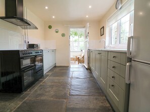 Um frigorífico, uma máquina de lavar louça, uma chaleira elétrica 